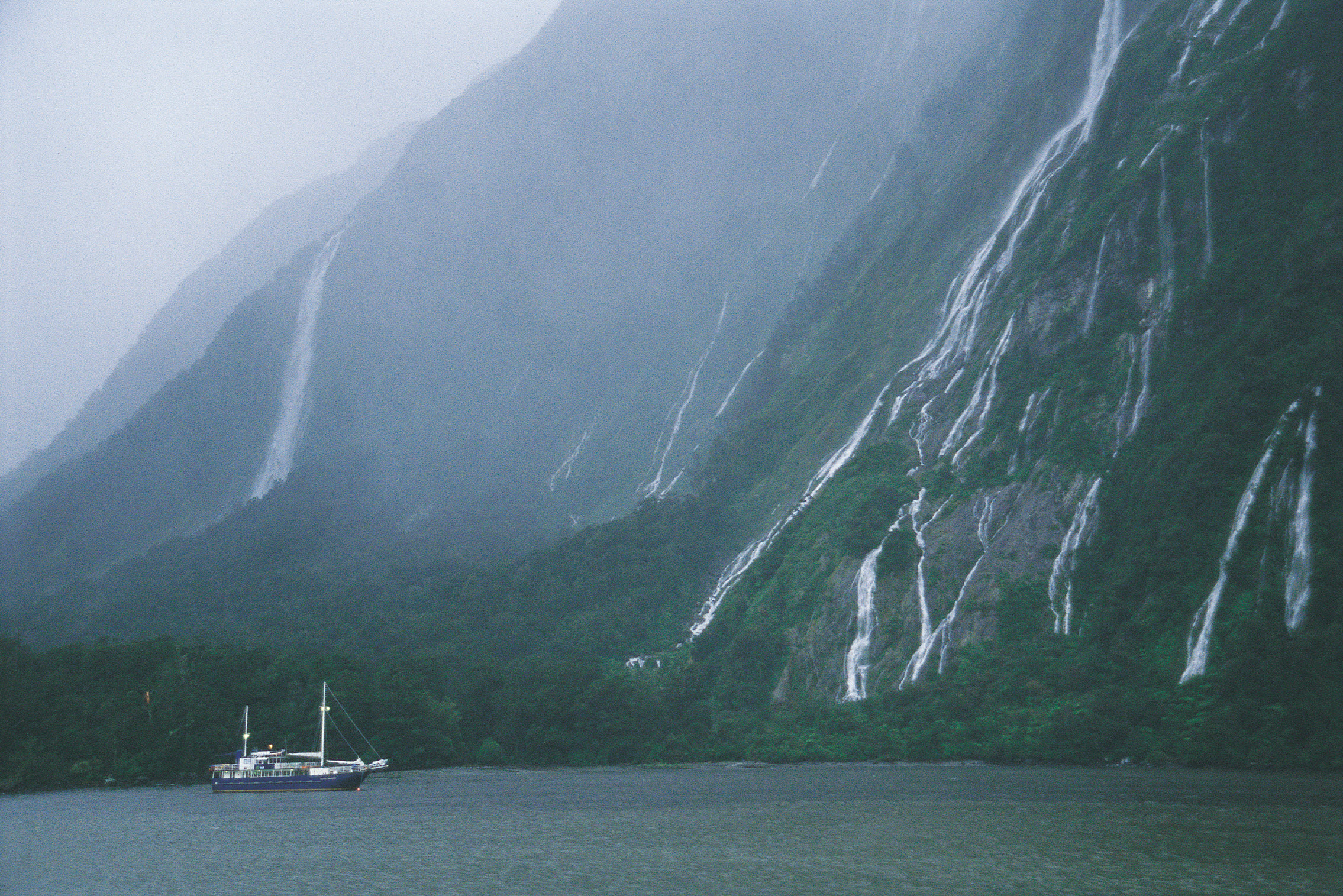 Milford Sound Waterfall - Distincte